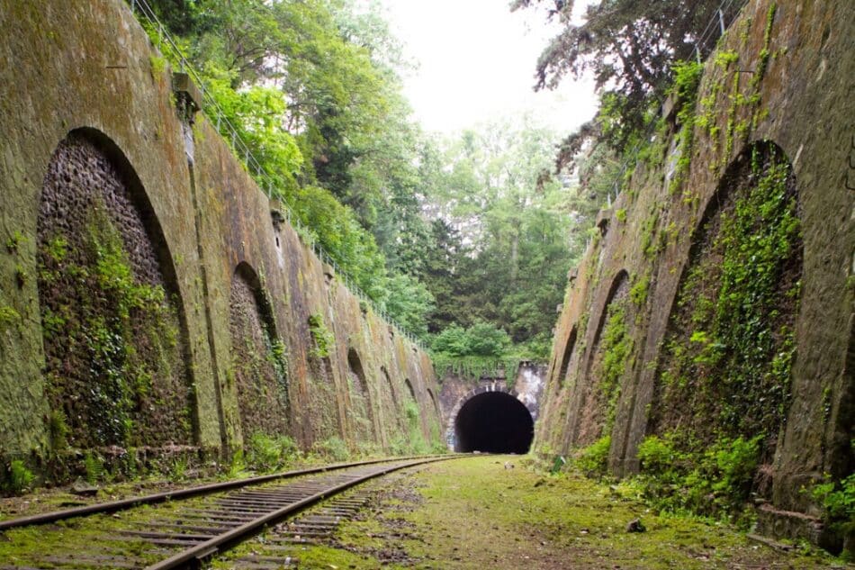 Les secrets cachés de Paris : une exploration des endroits méconnus et cachés de la ville ...